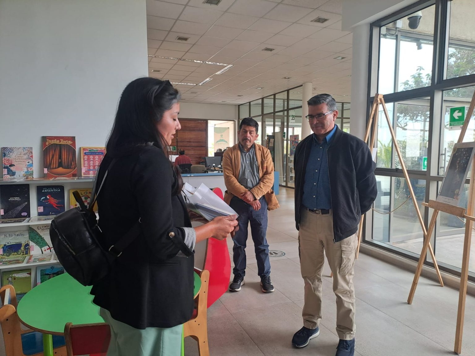 Diputada Rojas inició recorrido por bibliotecas públicas entregando set literario por los 80 ...